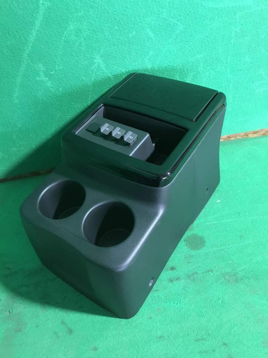 PNE52 PE52 E52 TE52 エルグランド HWS 後期 純正 マルチファンクション センターコンソール USB ポート ドリンクポート(コンソールボックス)｜売買されたオークション ...