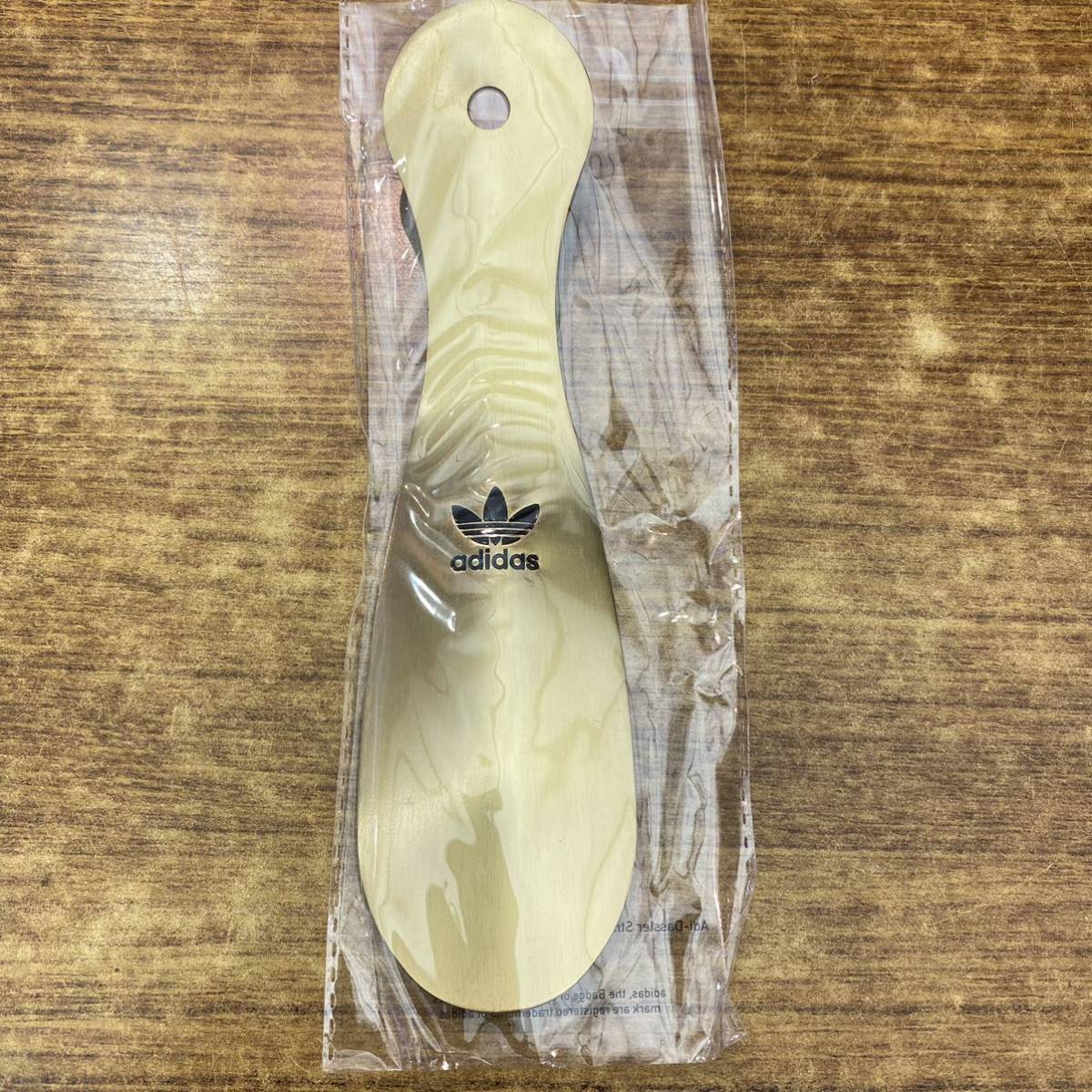 adidas アディダス 靴べら へら F20529 真鍮 ゴールドカラー 小さめ 携帯用 玄関 革靴 スポーツシューズ オリジナル /1646/CD0(その他)｜売買されたオークション情報 ...