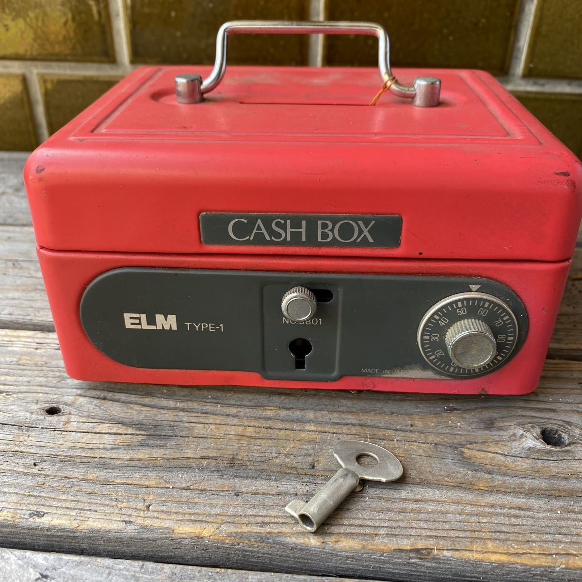 キャッシュボックス ELM 8801 CASH BOX TYPE-1 手提げ金庫 収納 鍵付き 昭和レトロ(その他)｜売買されたオークション ...