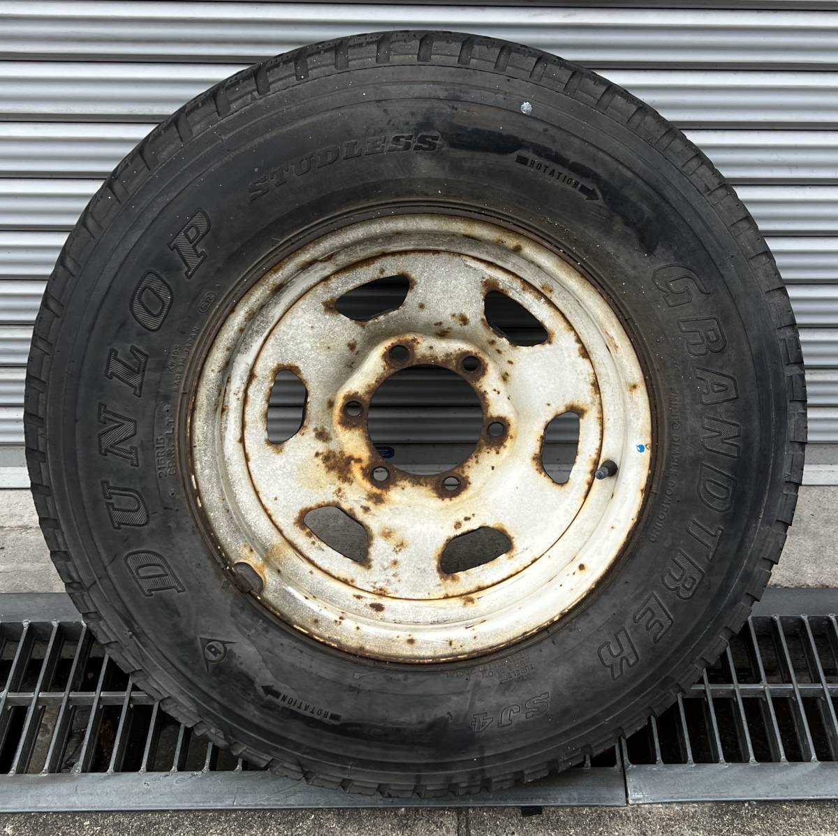 ランクル60 リヤスペアータイヤと鉄チンホイール 215R15 6PR DUNLOP GRANDTREK 品(中古品)｜売買されたオークション ...
