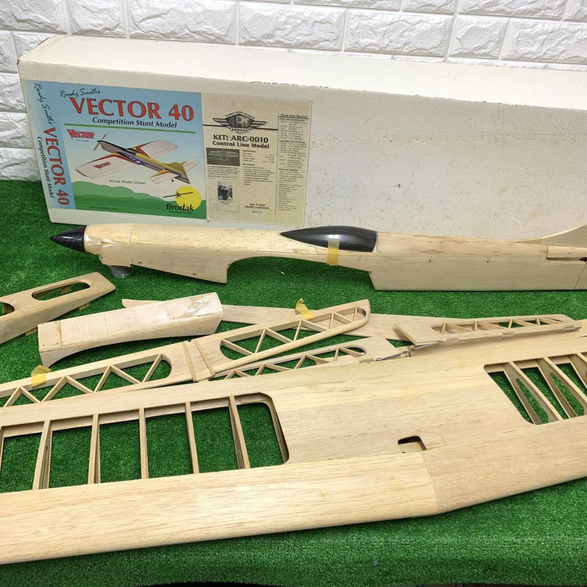 1円 飛行機 未組み立て 保管品 BRODAK製 KIT VECTOR 40 ラジコン 模型 バルサ キット 1KF7805(組立キット ...