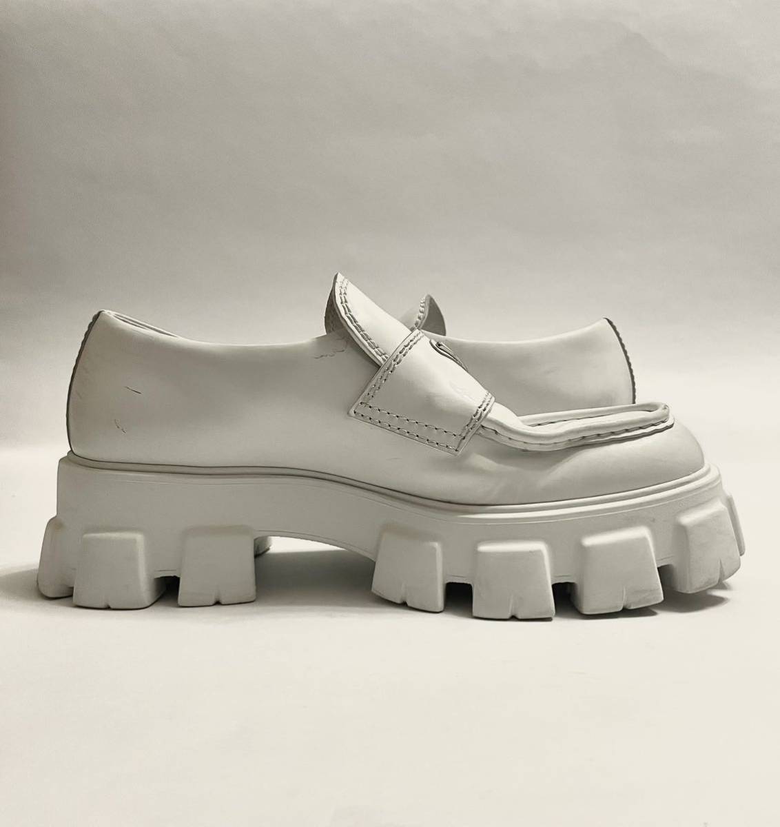 PRADA MILANO Monolith プラダ モノリス ブラッシュド レザー ローファー ホワイト 厚底ソール メンズ シューズ ...
