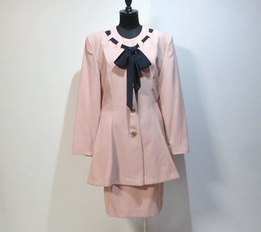 F SOLEIL Ca et LA 国産品 ピンク系にネイビー ノーカラーリボン付ジャケット＆タイトスカート スーツ セットアップ 9ARサイズ(ひざ丈スカート)｜売買されたオークション情報 ...