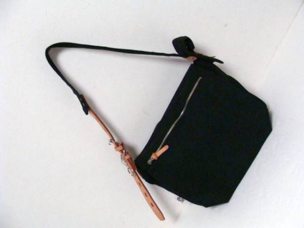 WASUKO×haco キャラバン ショルダーバッグ 黒(キャンバス、帆布)｜売買されたオークション情報、yahooの商品情報をアーカイブ公開 ...