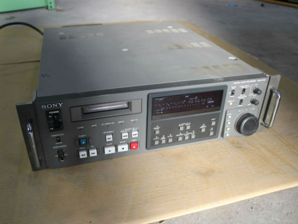 ビデオデッキ SONY PCM-7030 放送用DATレコーダー r+ 96696(その他)｜売買されたオークション情報、yahooの商品情報 ...