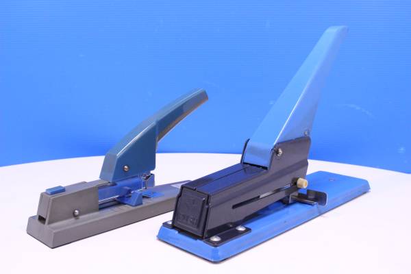 大型ホッチキス 事務用品 2台set PLUS-3UE 6879の質問一覧