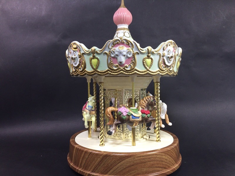 Melody IN MOTION 陶磁器 メリーゴーランド 約幅25㎝ 高さ35㎝ メロディーインモーション オルゴール 保管品(オルゴール ...