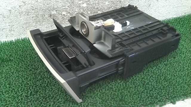 E51 エルグランド 前ドリンクホルダー 269065(日産用)｜売買されたオークション情報、yahooの商品情報をアーカイブ公開 ...