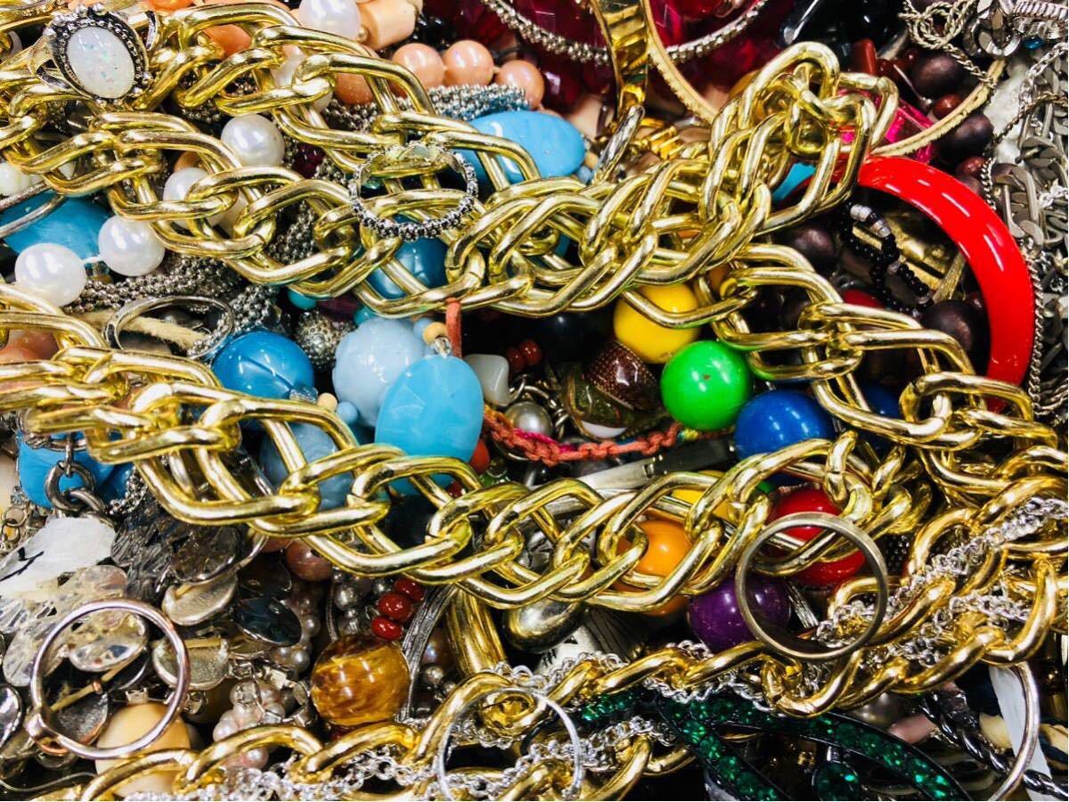 アクセサリー 大量セット まとめて 約15kg ネックレス イヤリング リング 等 色々 ジャンク 62(ネックレス、ペンダント)｜売買されたオークション情報、yahooの商品情報をアーカイブ ...