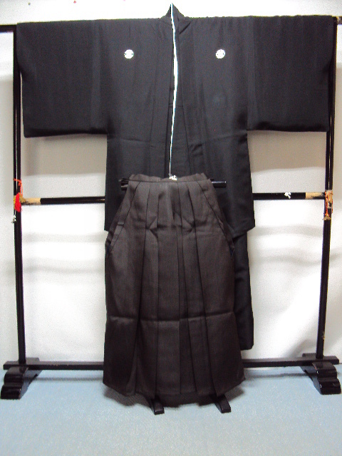 黒紋付着物 羽織 袴 3点 A－426(一般)｜売買されたオークション情報、yahooの商品情報をアーカイブ公開 - オークファン（aucfan.com）