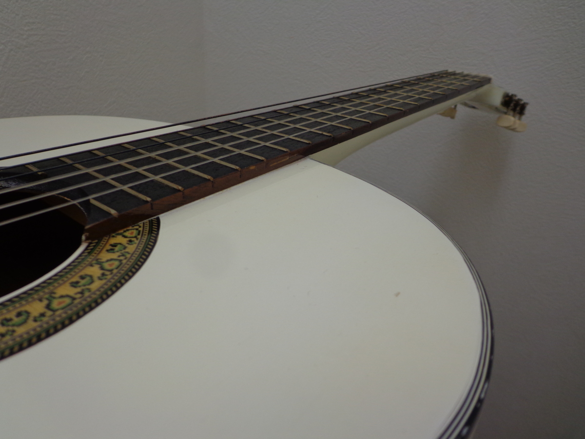 KASUGA 春日 クラシック ギター GW-130 ホワイト ハードケース付き /G(本体)｜売買されたオークション情報、yahooの商品情報をアーカイブ公開 - オークファン（aucfan ...