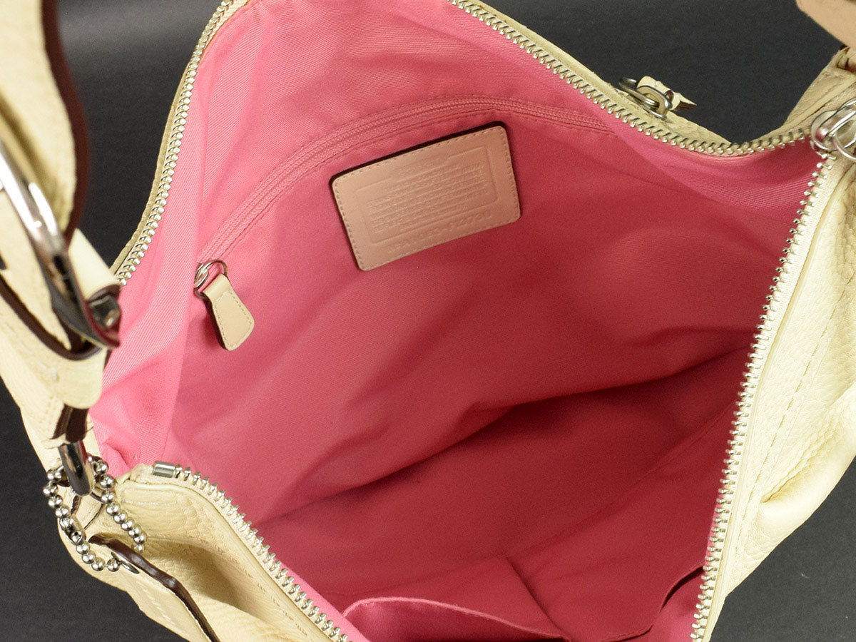 84370 COACH コーチ/ ソーホー プリーテッド レザー ホーボー/ ショルダーバッグ 肩掛け/ 革 アイボリー/ チャーム付 ...