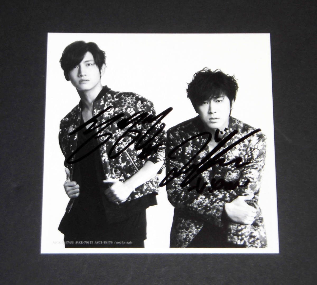 東方神起 直筆サイン入り 日本シングル Hide&Seek / Something ジャケットカード(東方神起)｜売買されたオークション情報、yahooの商品情報をアーカイブ公開 ...