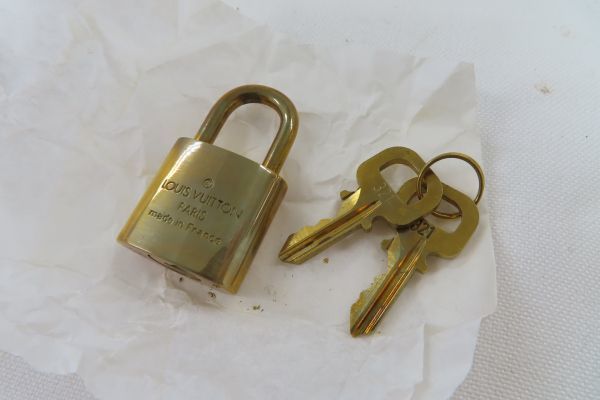2507/mk/07.17 品 LOUIS VuittoN パドロック 南京錠 カデナ 鍵 ゴールド色 NO321×2箱 15414(ルイ・ヴィトン)｜売買されたオークション情報、yahooの ...