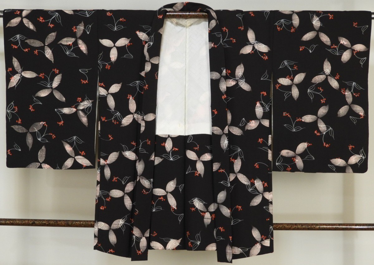 E156 正絹 羽織 黒地に花柄 難あり 身丈84cm(コート、道中着)｜売買されたオークション情報、yahooの商品情報をアーカイブ公開 - オークファン（aucfan.com）