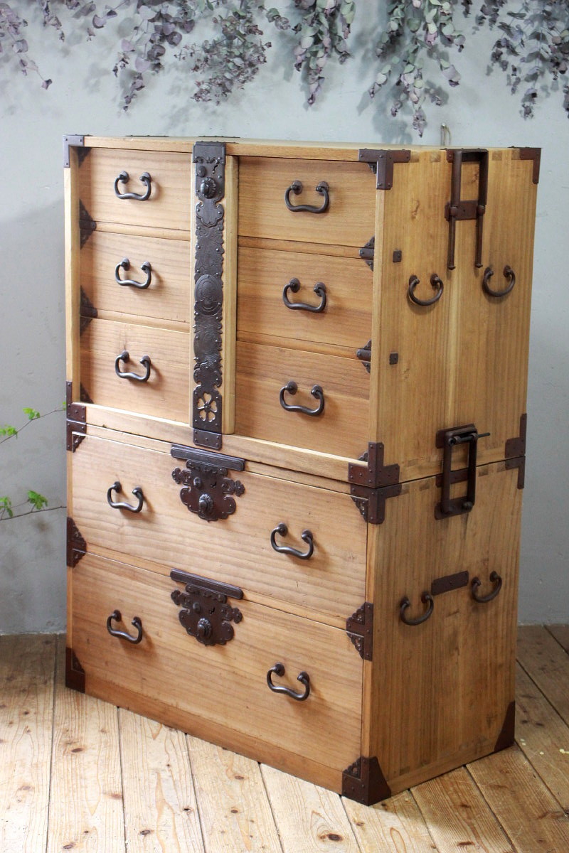 E055 総桐 明治期庄内箪笥五段/重ね/肉厚兜金具/時代箪笥/和家具/アンティーク家具/タンス/チェスト45018(箪笥)｜売買されたオークション情報、yahooの商品情報をアーカイブ公開 ...