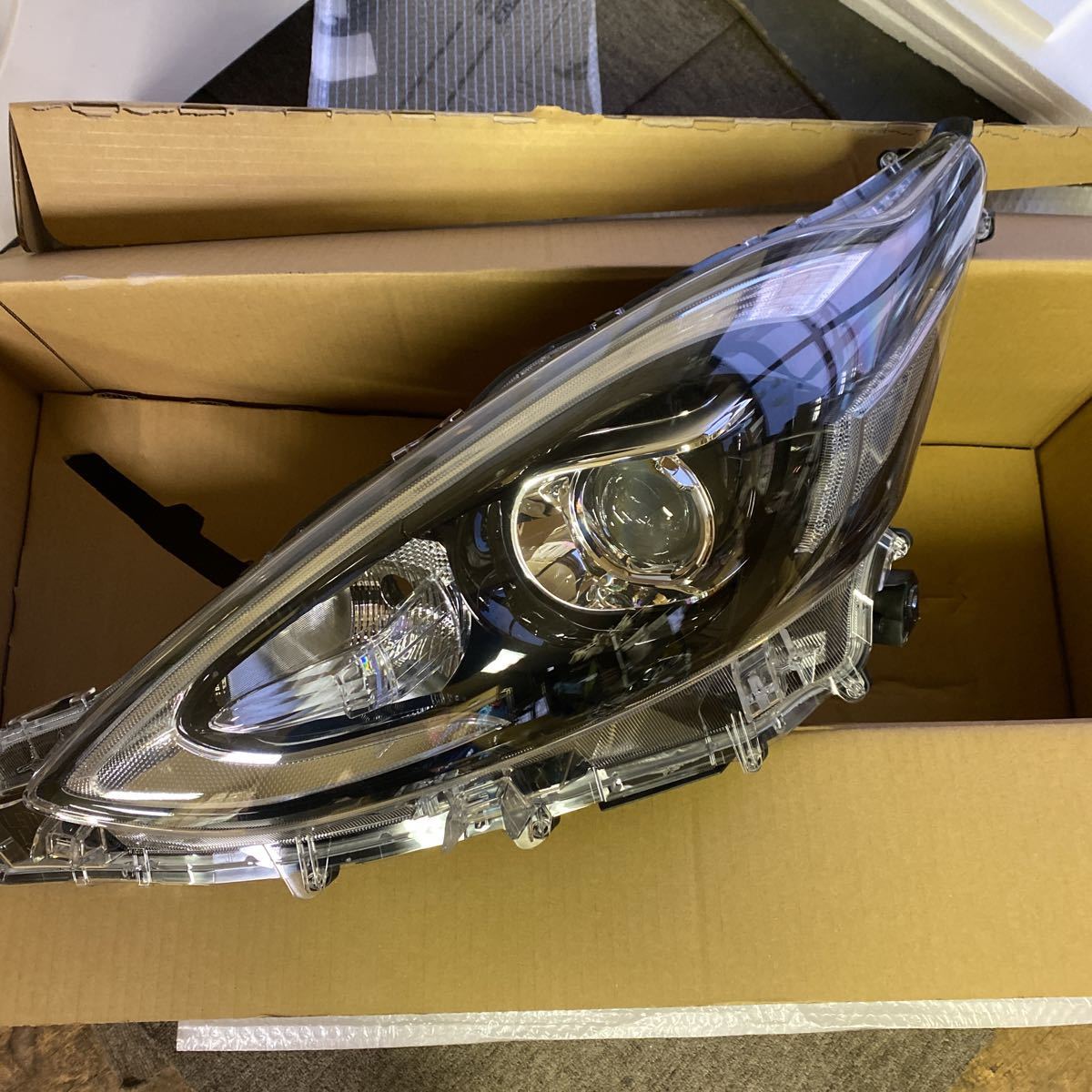 アクア NHP10 後期 左ヘッドライト LED 81106-52M40 52-315 KOITO52-315(ヘッドライト)｜売買された ...