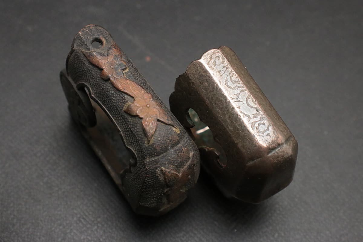 HW808 時代物 銅製/鉄製 軍刀用鐺 六点 総重132g 鉄鐺/魚々子地鐺/雲彫図鐺/旧日本軍 桜図鐺 刀装具(鍔、刀装具)｜売買された ...