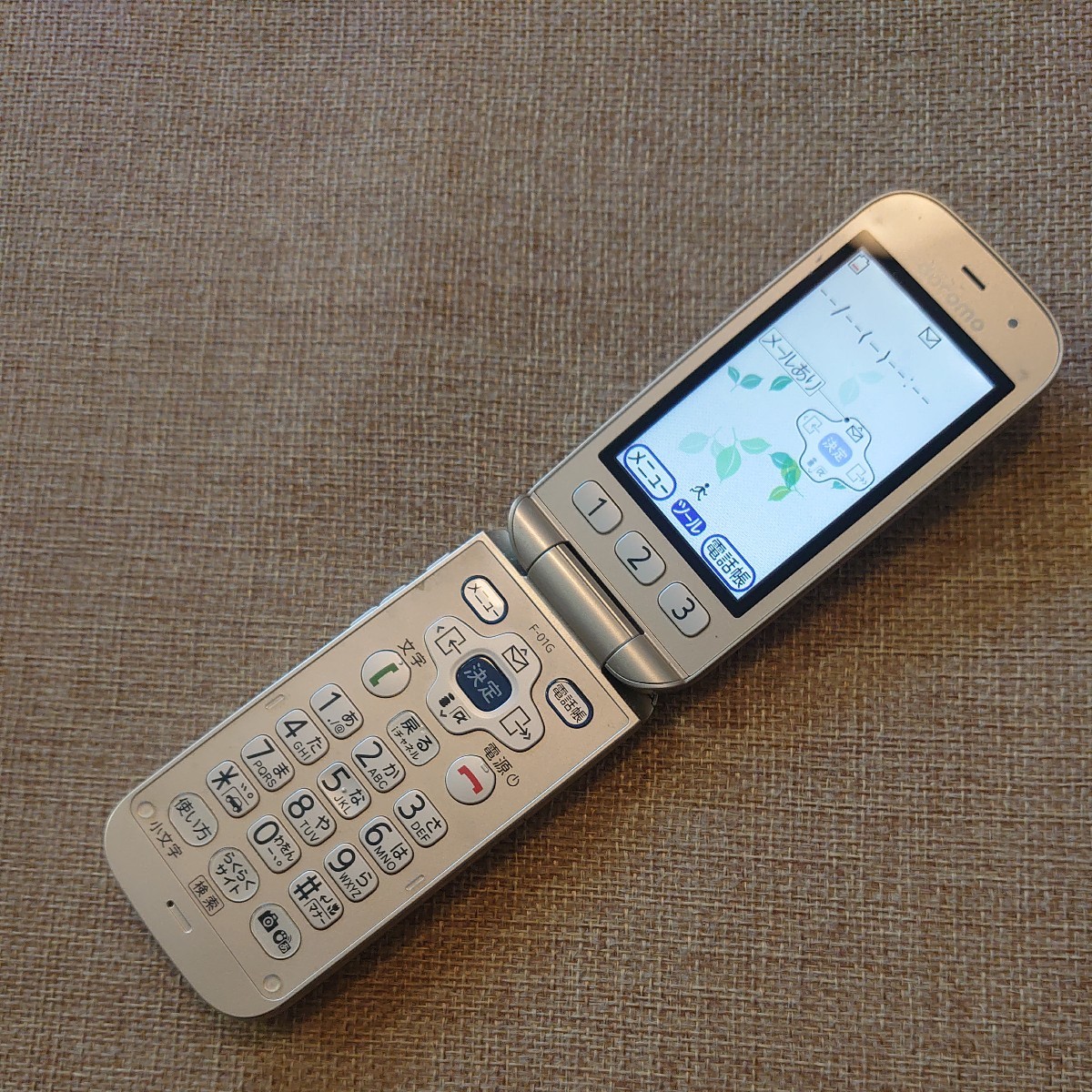 F-01G docomo 金(携帯電話)｜売買されたオークション情報、yahooの商品情報をアーカイブ公開 - オークファン（aucfan.com）