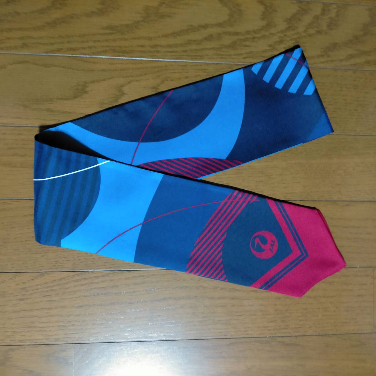 日本航空 JAL キャビンアテンダント CA 10代目制服 スカーフ(日本航空(JAL))｜売買されたオークション情報、yahooの商品情報をアーカイブ公開 - オークファン（aucfan.com）