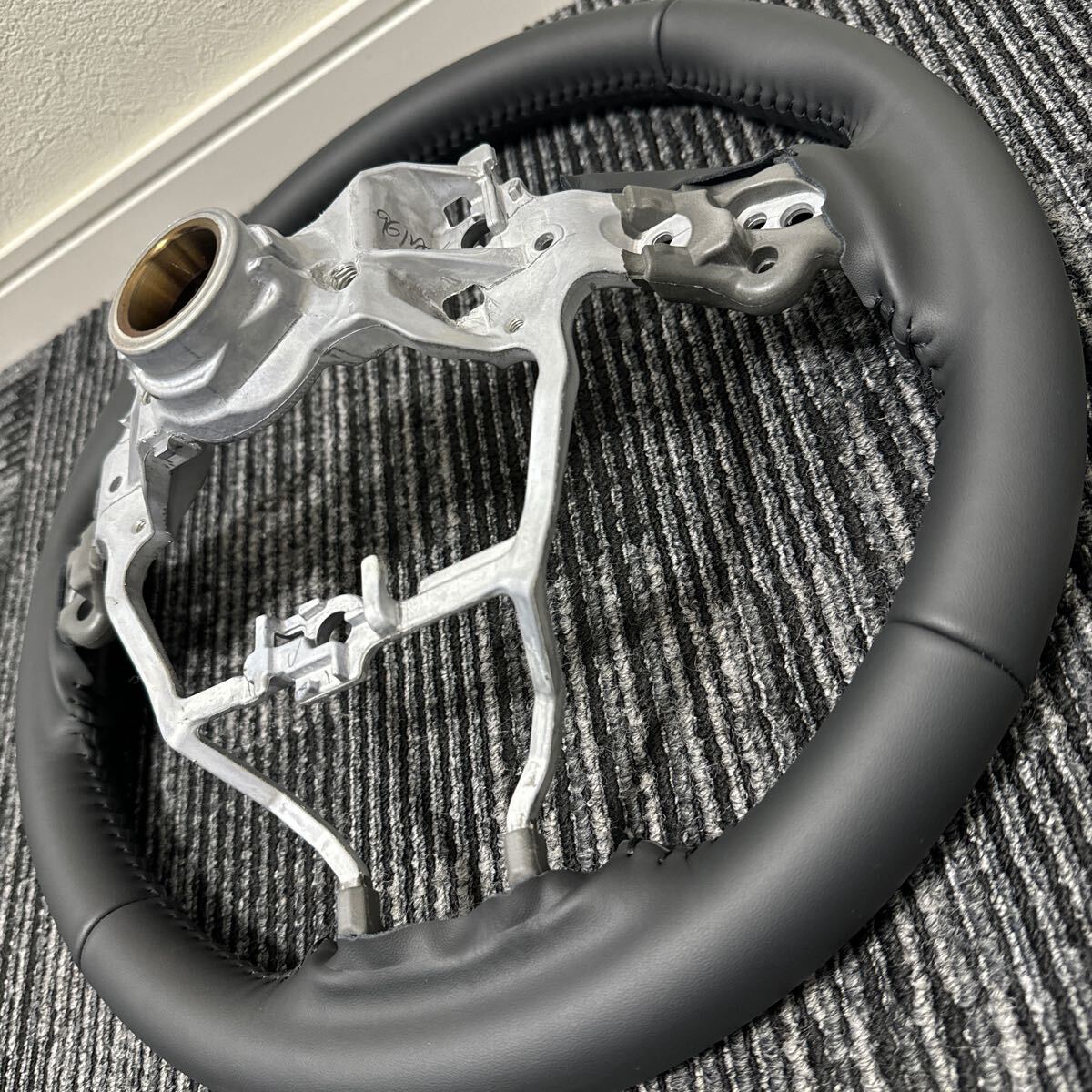 新車外し トヨタ ZWE211 NRE21カローラ スポーツ AXVH70カムリ GWS224 ARS220 クラウン 純正 レザーステアリング ハンドル GS120-07880(ステアリング ...