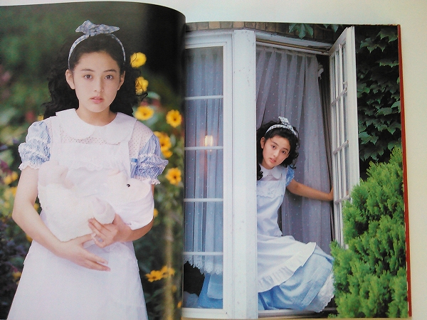 不思議の国の美少女達アリス写真集 / The Photography of ALICE in Wonderland by Garo Aida ...