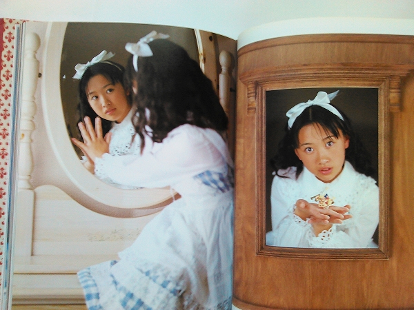 不思議の国の美少女達アリス写真集 / The Photography of ALICE in Wonderland by Garo Aida ...