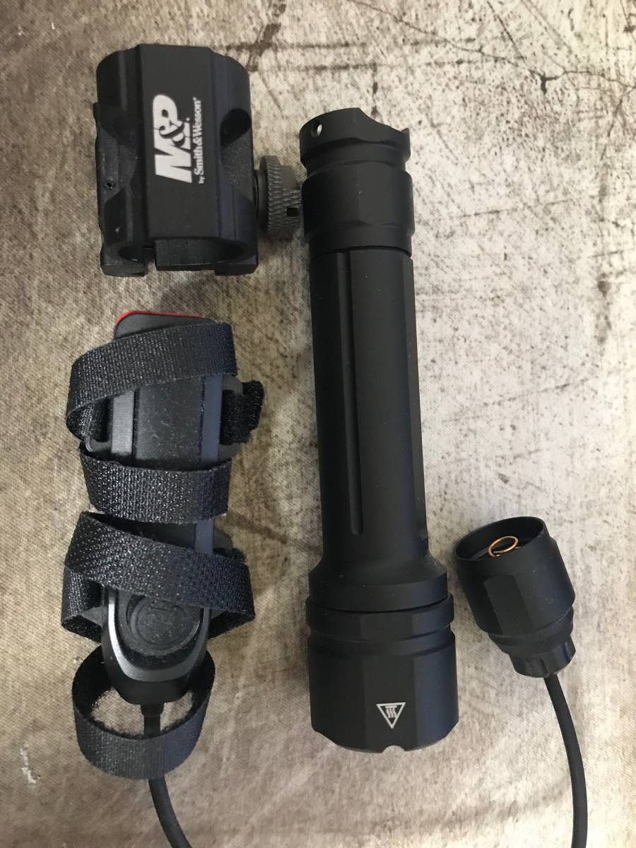 Delta Force RM-20 Pic Rail Mount LED Flashlight 2-CR123 実物 フラッシュライト ...