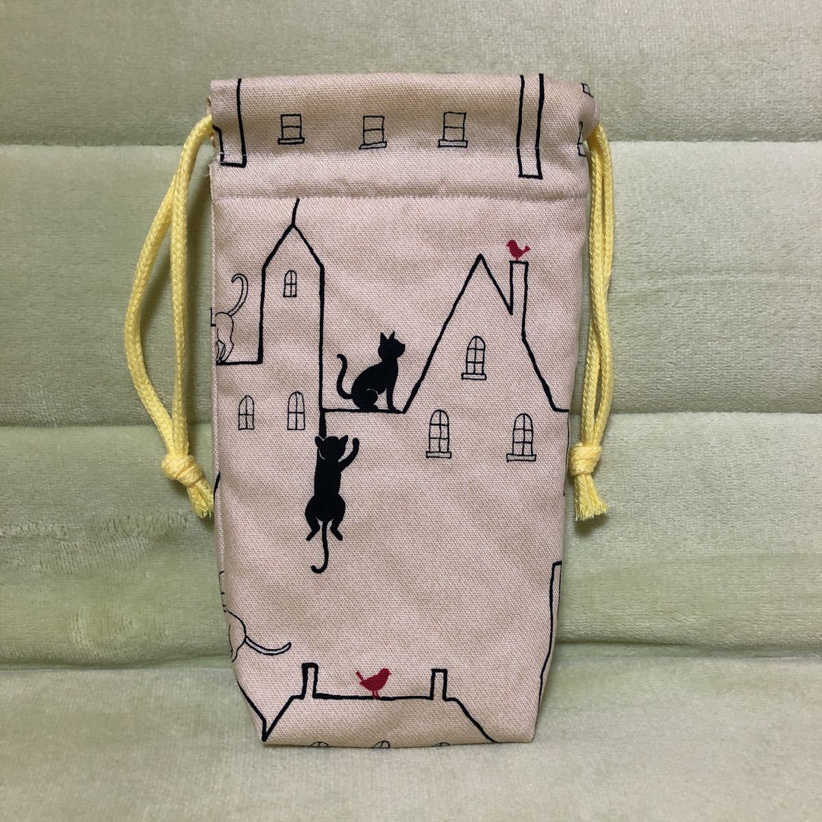 K28 ペットボトルケース ベージュ系 家並み 黒猫 赤い鳥 内側キルティング 委託品(ボトルホルダー)｜売買されたオークション情報、yahooの商品情報をアーカイブ公開 - オークファン ...