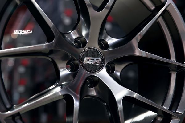 60 4本 ESR RF2 18インチ 9.0J ET+30 5穴 PCD114.3 シルバー BBS LM RG RI RE RG RS ...