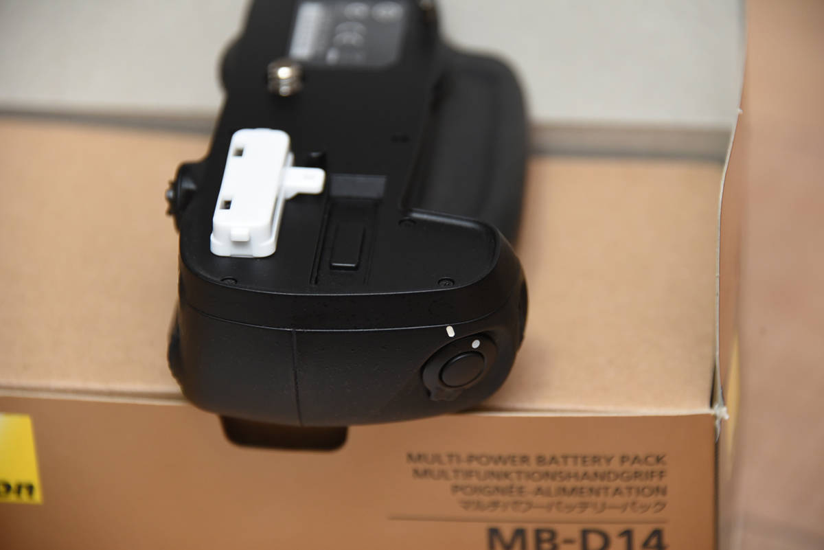 ニコン純正品 バッテリーグリップ Nikon BATTE RYGRIP MB-D14 元箱 付属品付(ニコン)｜売買されたオークション情報 ...