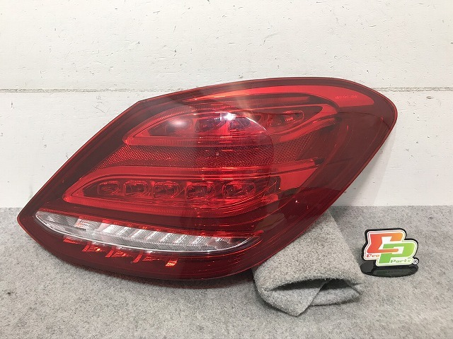 W205 Cクラス ベンツ 右テールランプ/ライト/レンズ A2059061457 99613(テールライト)｜売買されたオークション情報 ...