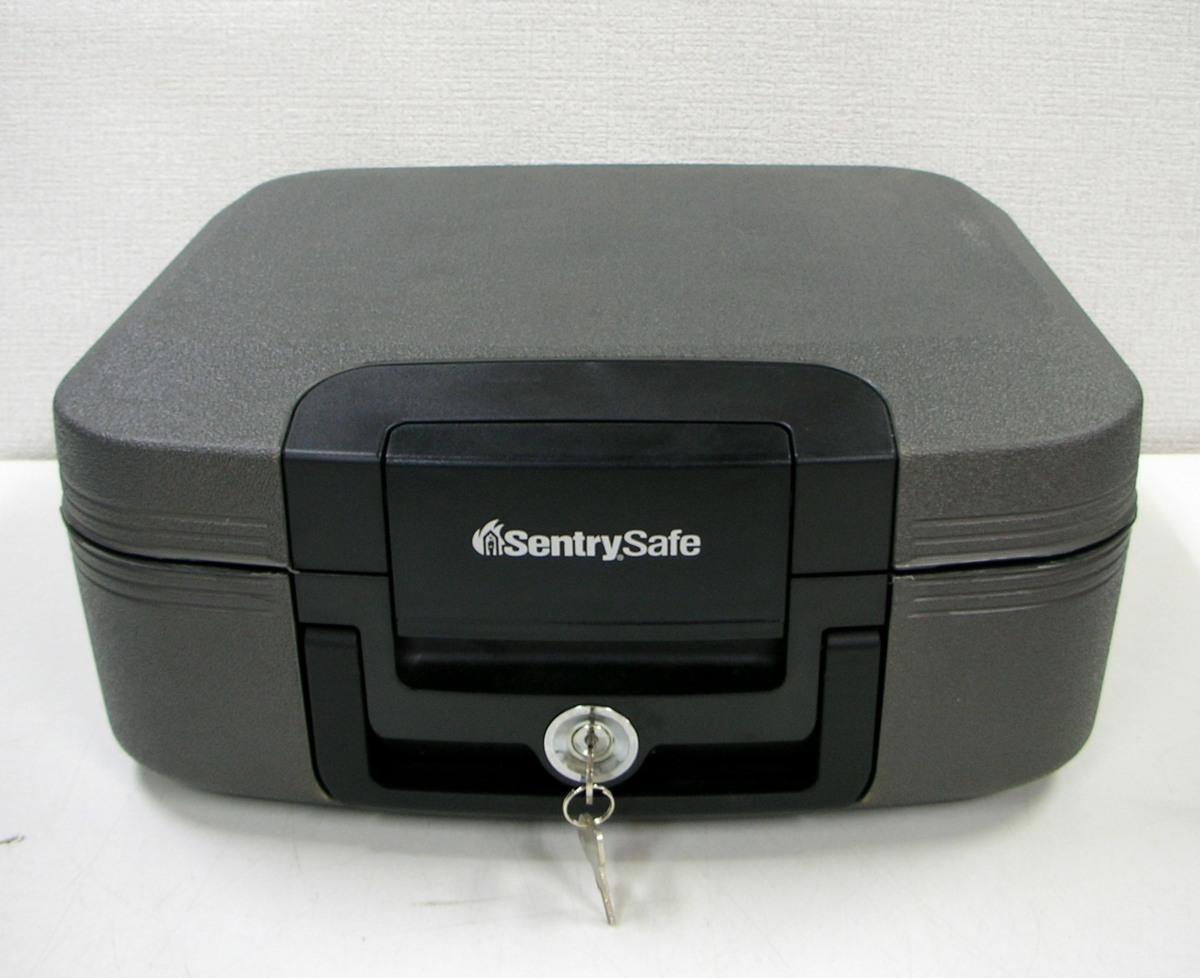 Sentry Safe ポータブル耐火 防水保管庫 CH2 鍵2個付き 金庫 防犯 セントリーセーフ 9415(金庫)｜売買されたオークション情報、yahooの商品情報をアーカイブ公開 ...