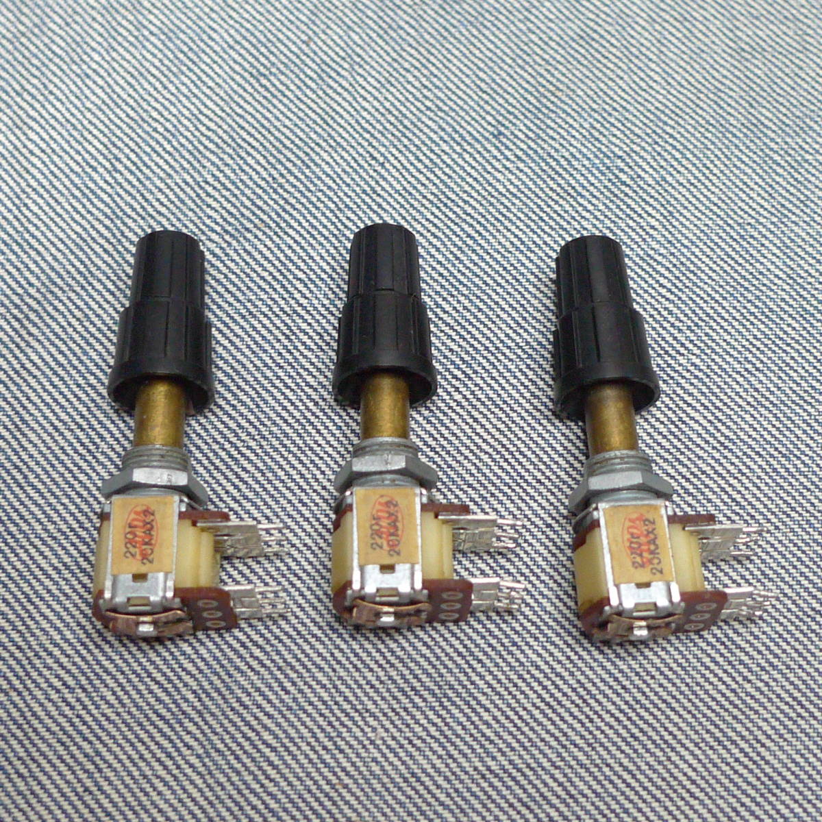 y095 アルプス 2軸 2連ボリュームポット 20KΩx2 3個 取り外し品 ノブ付き 可変抵抗器 Alps 20KAX2(可変抵抗)｜売買 ...