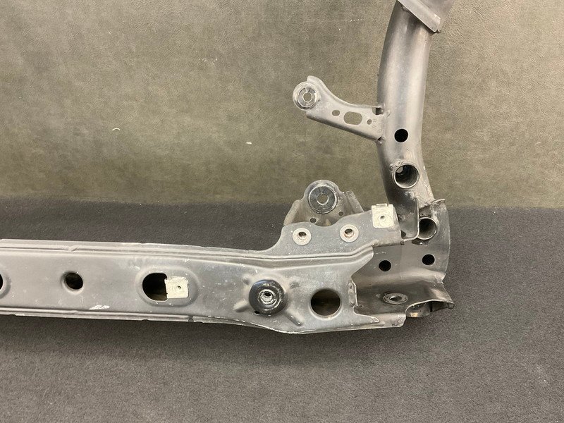 MB201 W205 C180T AV AMGスポーツ 前期 フロント エンジン サスペンション メンバー A2056280057 曲がり無し ...