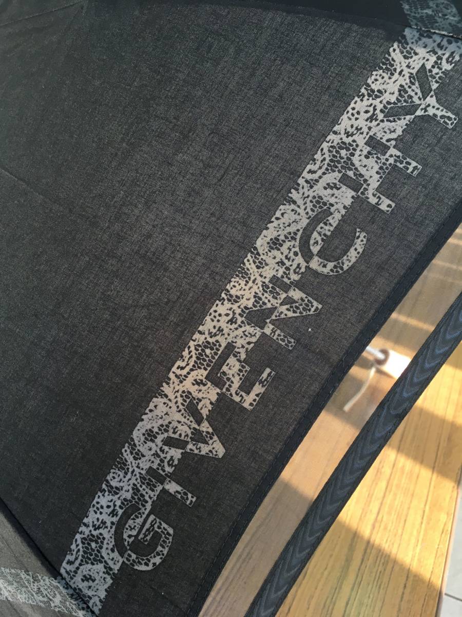 MOONBAT 晴雨兼用 折り畳み傘/GIVENCHY 黒 ジバンシー 袋付き(日傘)｜売買されたオークション情報、yahooの商品情報をアーカイブ公開 - オークファン（aucfan.com）