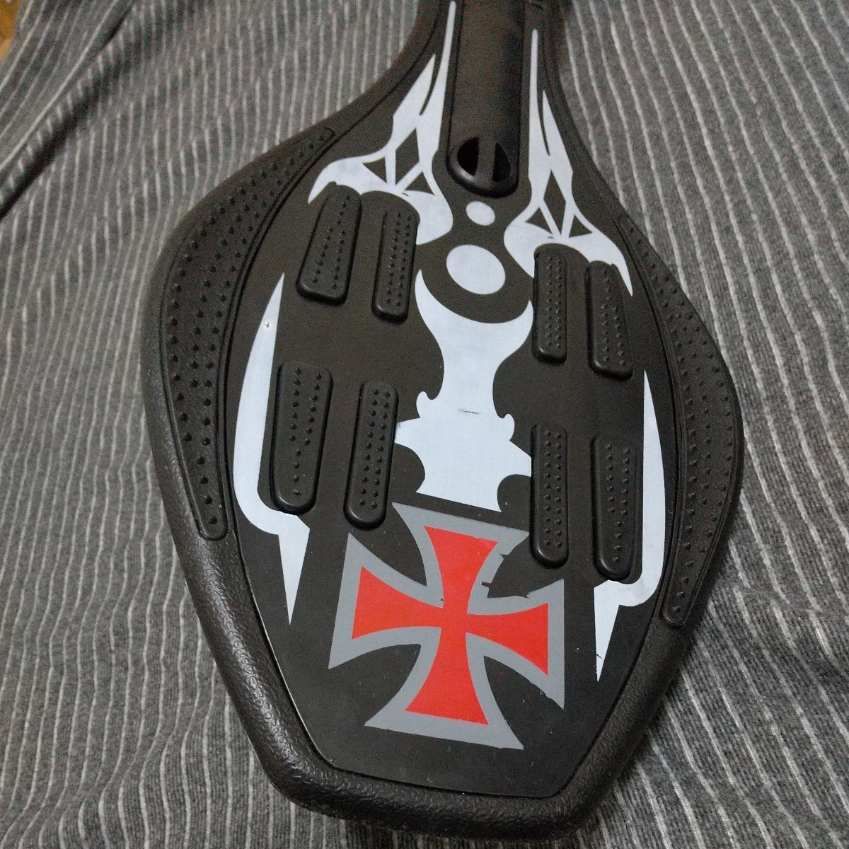 エスボード スケボー クロス 十字架 LED ESSBoard Jボード 光る タイヤ 十字架柄 ブラック 黒 ブレイブボード リップスティック(スケートボード)｜売買されたオークション情報 ...