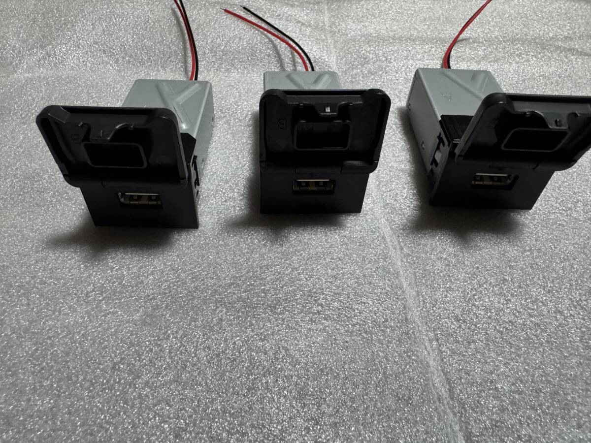 トヨタ純正 ダイハツ純正 USB2.1Aコネクタ 85532-B1010 純正USBチャージャー ソケット 配線付き(ダイハツ用)｜売買された ...