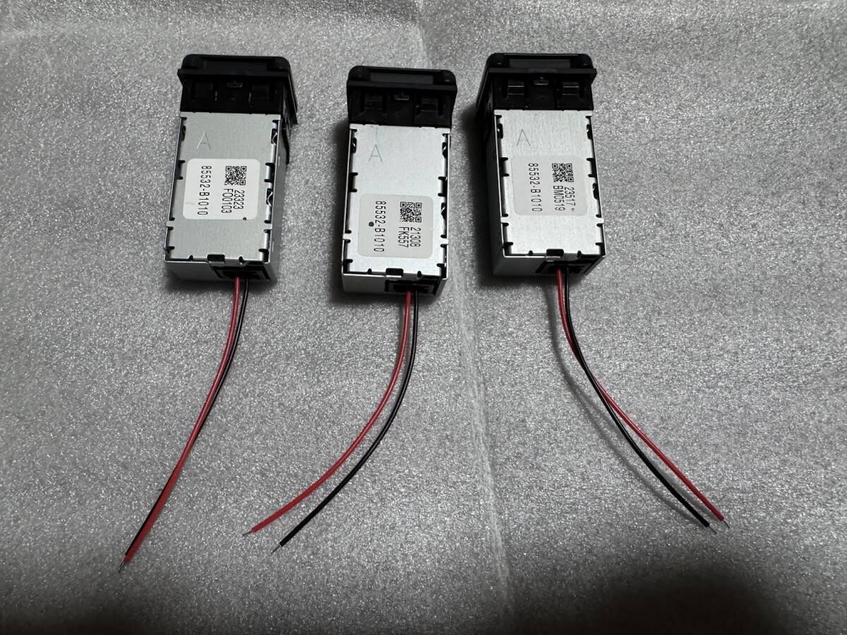 トヨタ純正 ダイハツ純正 USB2.1Aコネクタ 85532-B1010 純正USBチャージャー ソケット 配線付き(ダイハツ用)｜売買された ...
