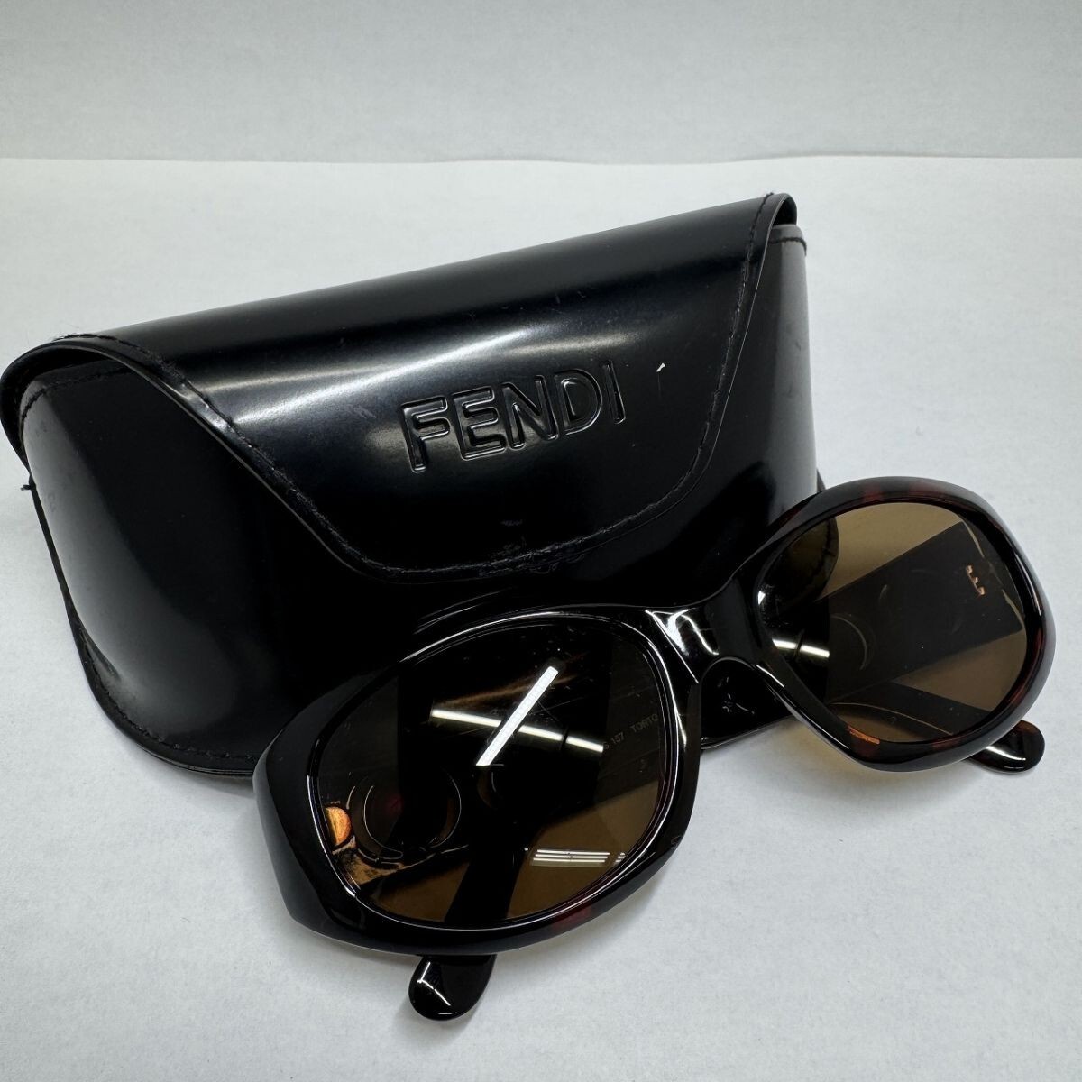 A437-Z1-1269 FENDI フェンディ サングラス FS 157 TORTOISE 135 べっ甲柄 ロゴ 装飾小物 ケース付き ...