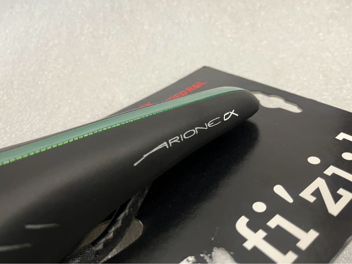 fi'zi:k フィジーク ARIONE CX サドル CARBON BRAIDED/カーボンレールブラック×グリーンライン/(フィジーク ...