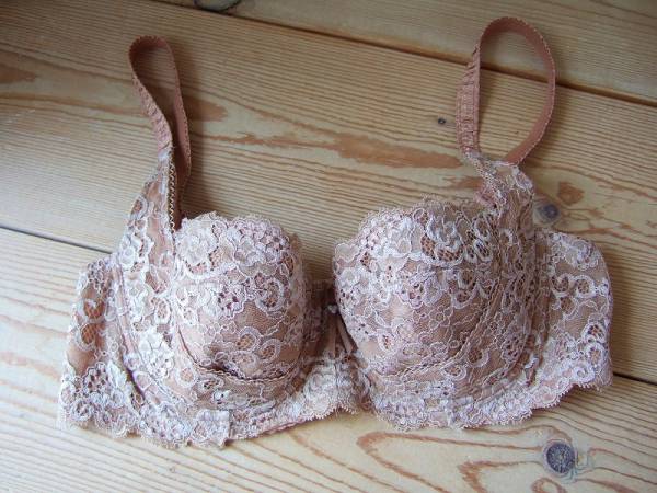 ワコールsaluteサルート 定番谷間ブラ75D高級レース(75)｜売買されたオークション情報、yahooの商品情報をアーカイブ公開 - オークファン（aucfan.com）