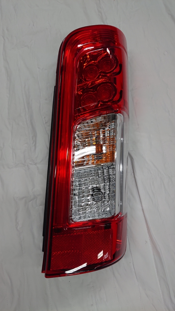 日産 E26 NV350 キャラバン 純正 右側テールレンズ テールライト(テールライト)｜売買されたオークション情報、yahooの商品情報をアーカイブ公開 - オークファン（aucfan.com）