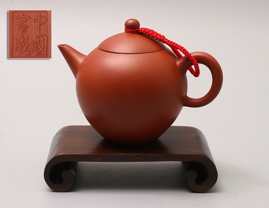 G897. 中国煎茶道具 中國宮成 底款 朱泥 急須 唐木台座付属 / 煎茶器煎茶碗煎茶盆茶托茶筒茶壷水注宝瓶土瓶湯呑湯冷(施釉陶)｜売買され ...