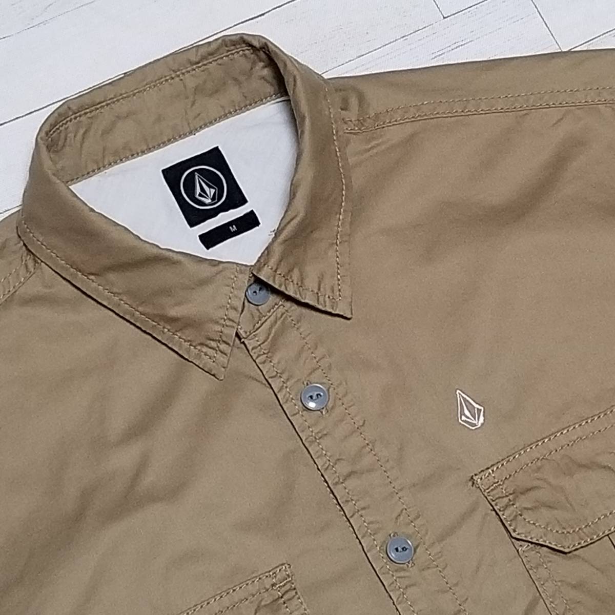 VOLCOM ボルコム / 半袖 ワンポイント刺繍ロゴ バックプリント ワークシャツ SIZE： M カーキ(半袖シャツ)｜売買されたオークション情報、yahooの商品情報をアーカイブ公開 ...