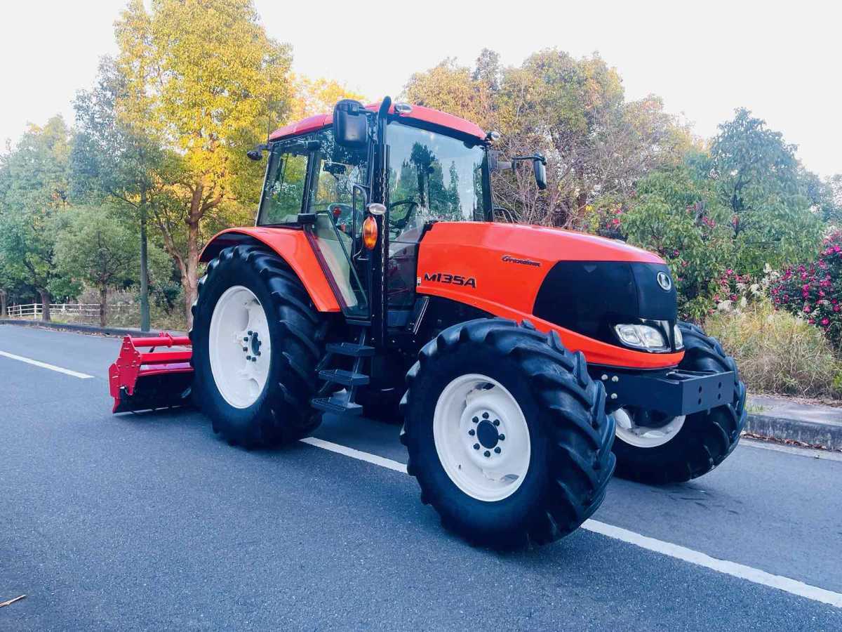 トラクタークボタ M135A GRANDOM ハイスピード エアコン キャビン付 パワステ 133馬力(車体)｜売買されたオークション情報 ...