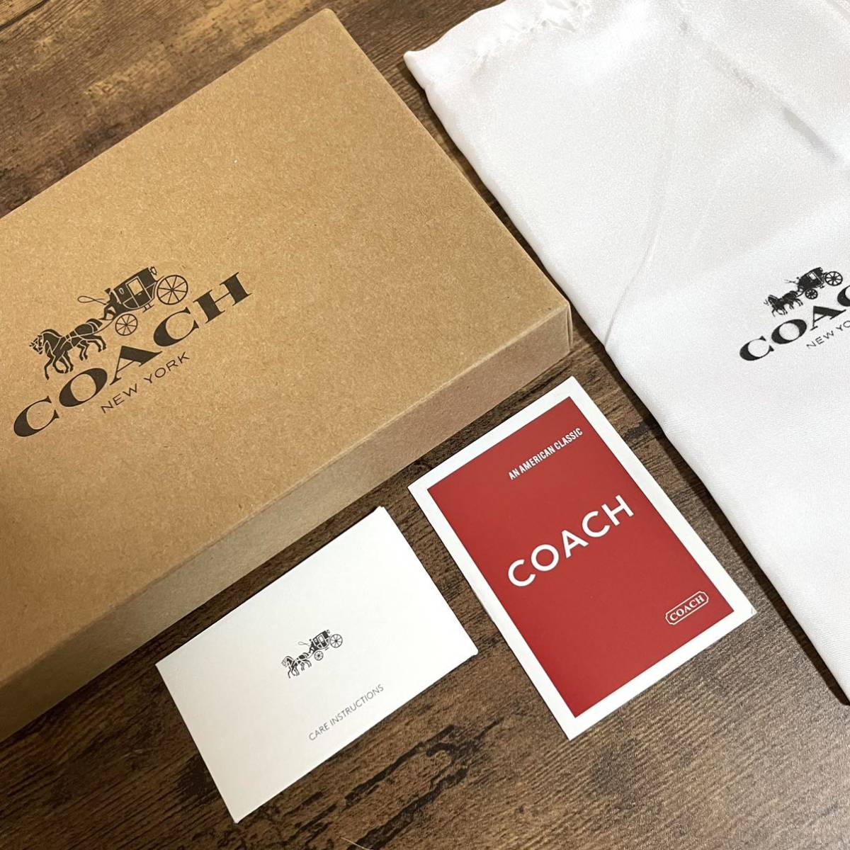 COACH コーチ 2858 シグネチャー 蝶々 バタフライ PVC 長財布 ウォレット ブラウン アコーディオン ジップ アウトレット品 ...