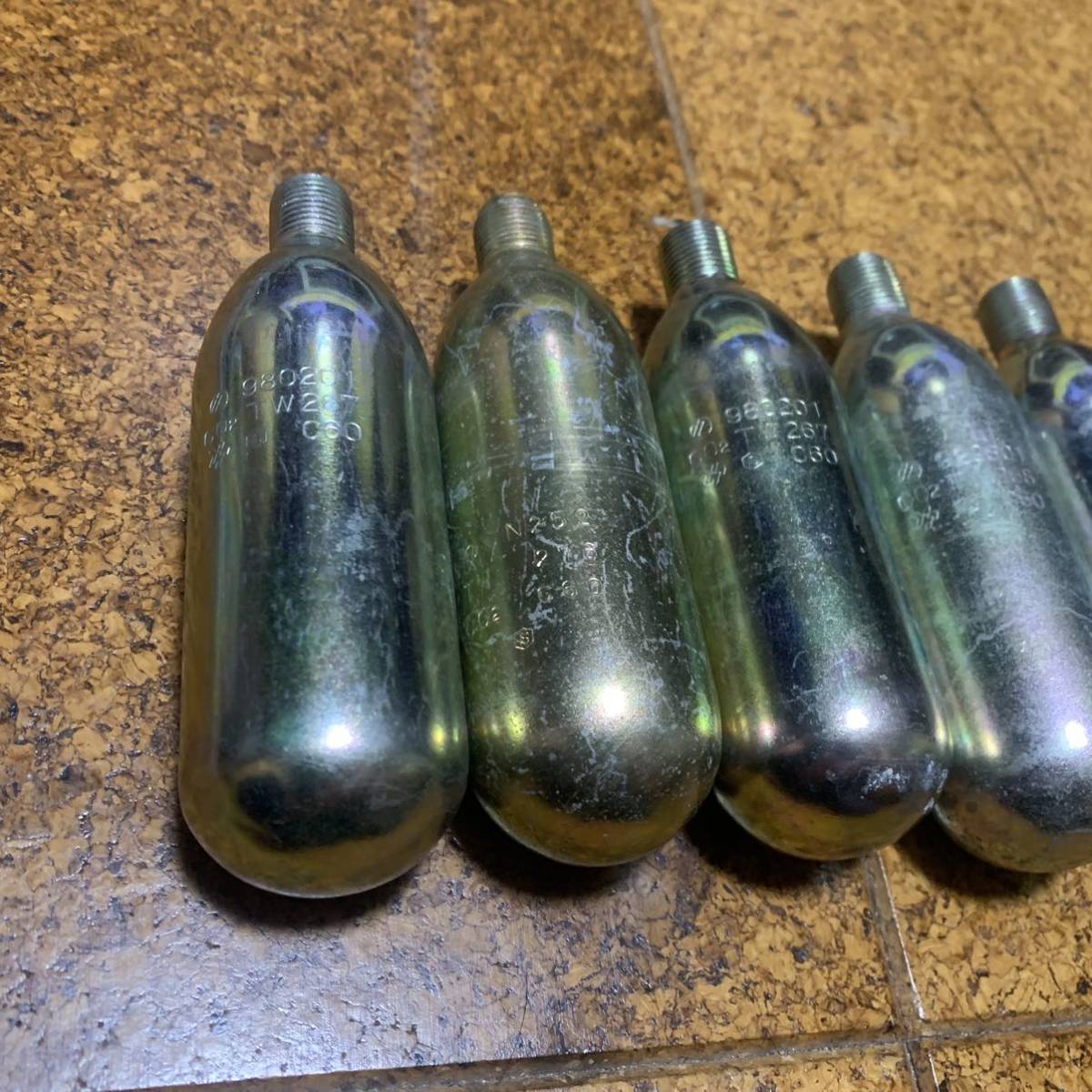 CO2ボンベ 5本セット 炭酸ガス カートリッジ C60 5/8×18UNF規格 60g(ボンベ)｜売買されたオークション情報、yahooの商品情報をアーカイブ公開 - オークファン ...