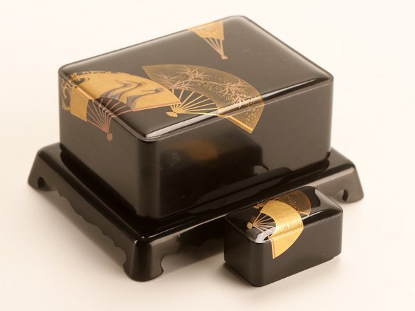 流 時代漆器 黒塗扇面蒔絵梨地小箱二点 台付 箱付 DF445(漆芸)｜売買されたオークション情報、yahooの商品情報をアーカイブ公開 ...