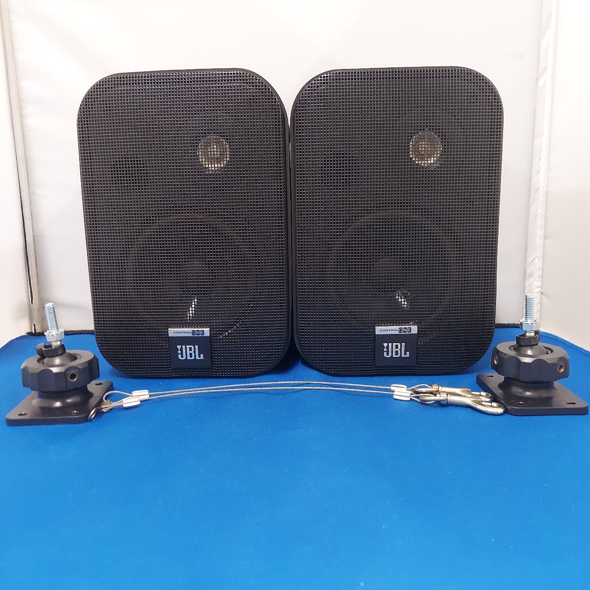 JBL CONTROL ONE スピーカー ペア セット 壁掛け天吊りスタンド付属 1点 エッジ 破れ 音響 オーディオ機材(スピーカー本体 ...